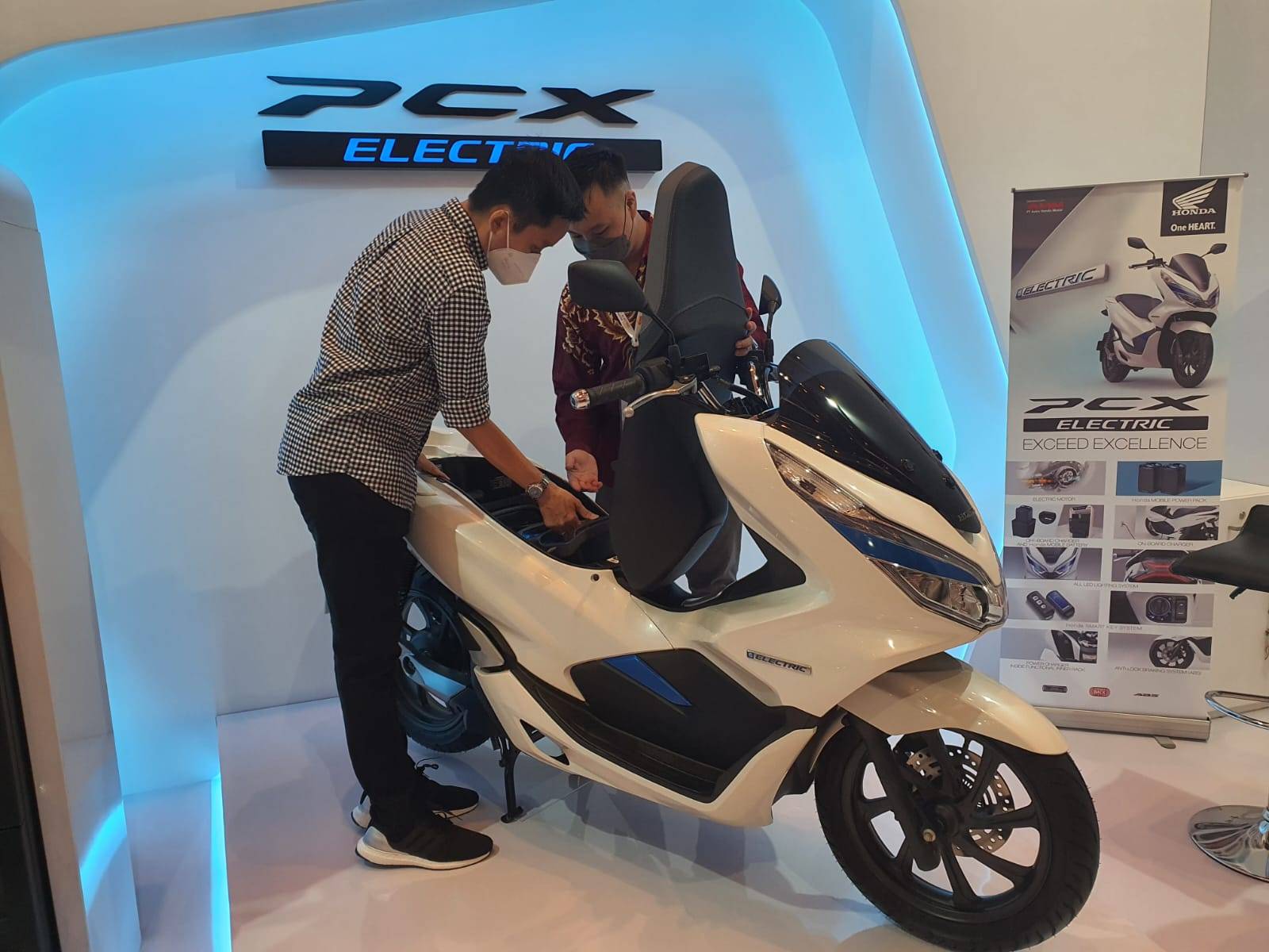 Honda PCX Listrik Hadir di Indonesia Electric Motor Show 2022 : Wujud ... Honda PCX Listrik Hadir di Indonesia Electric Motor Show 2022 : Wujud ...